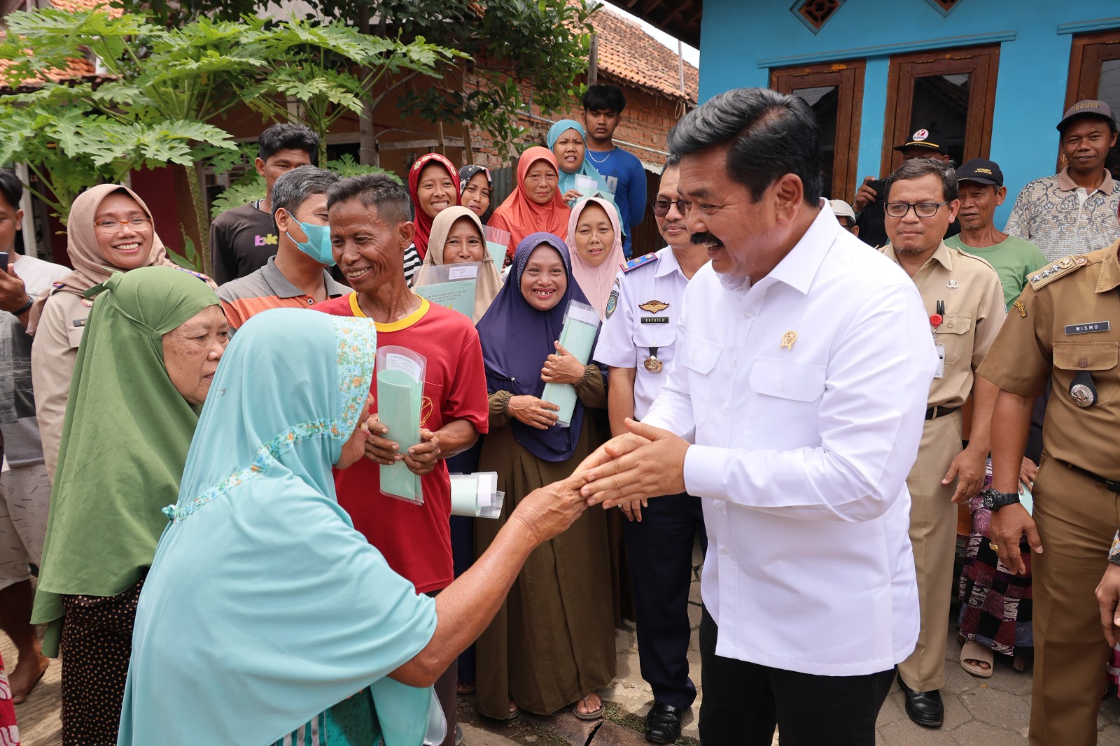 Kunjungi Rumah Warga di Brebes, Menteri ATR/Kepala BPN Serahkan Belasan Sertifikat PTSL - smpantura