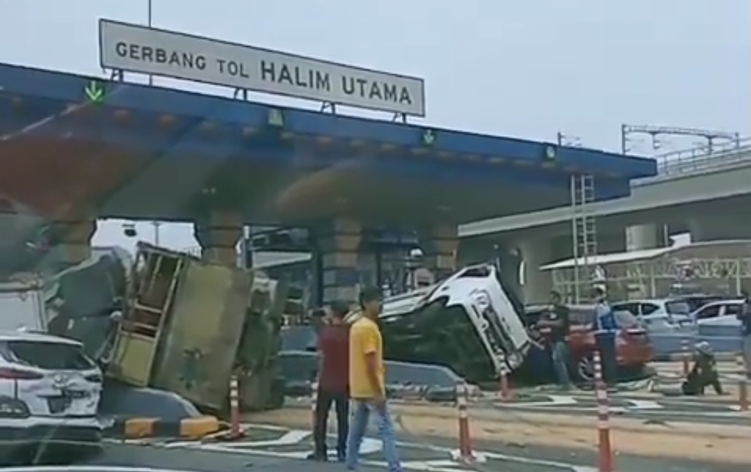 Kecelakaan Beruntun di Gerbang Tol Halim Utama Jakarta, Libatkan Tujuh Kendaraan - SMPANTURA ...